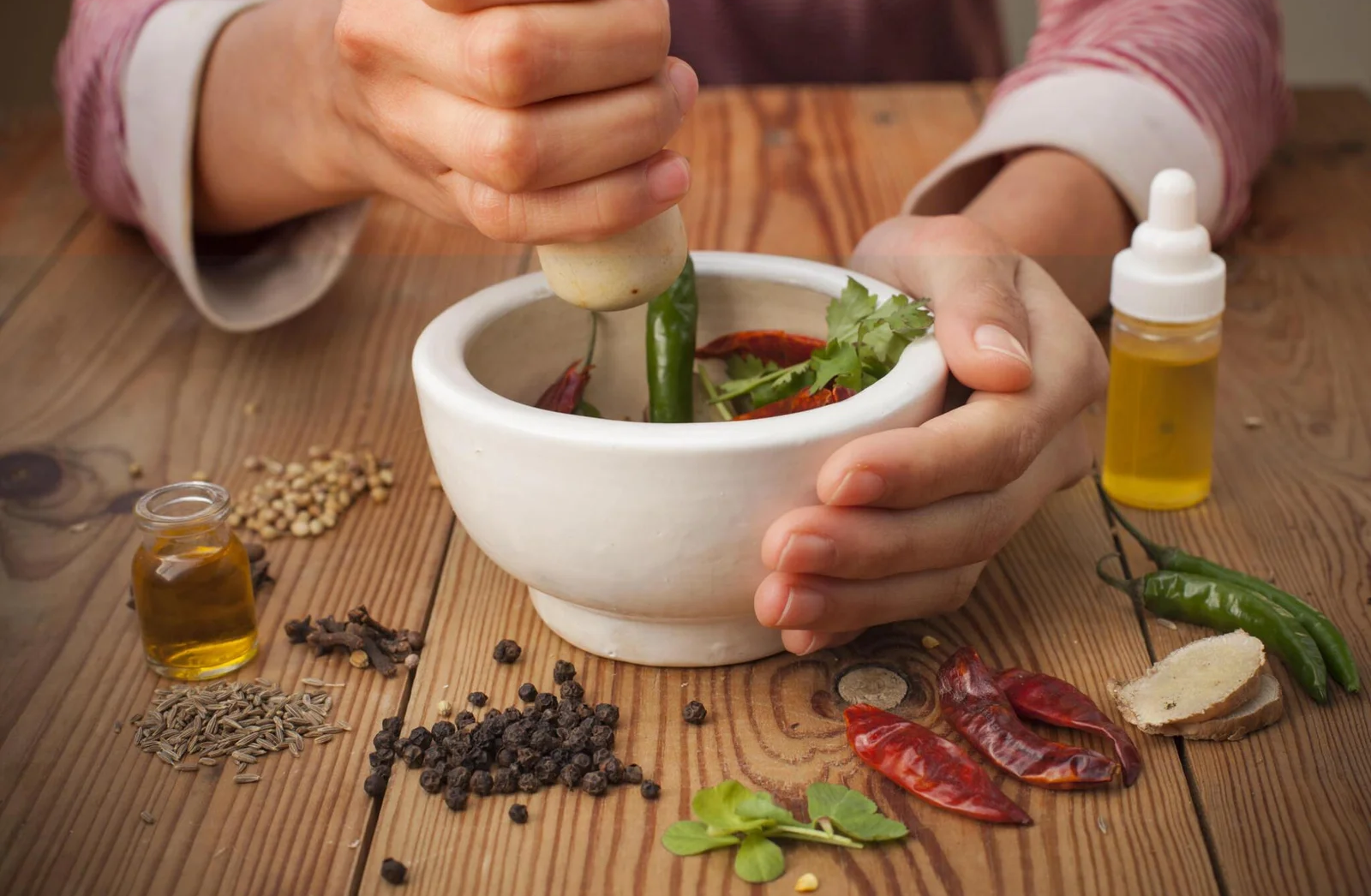 Hand Grinding vs. Using a Grinder: What’s Best for Your Herbs? – Mamba ...